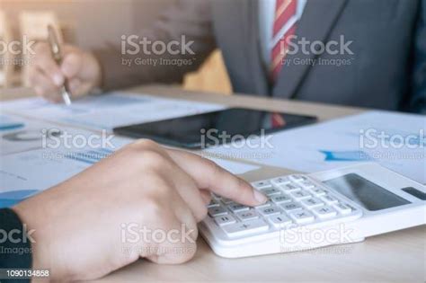 비즈니스 사람들 회의 디자인 아이디어 전문 투자자 프로젝트를 새로운 시작 일 개념입니다 사무실에서 계획 하는 사업 개념에 대한 스톡 사진 및 기타 이미지 Istock