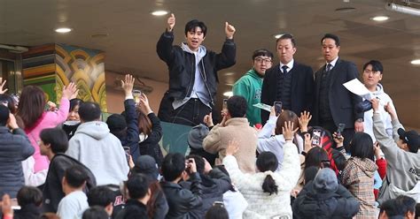 팬들에게 인사하는 임영웅