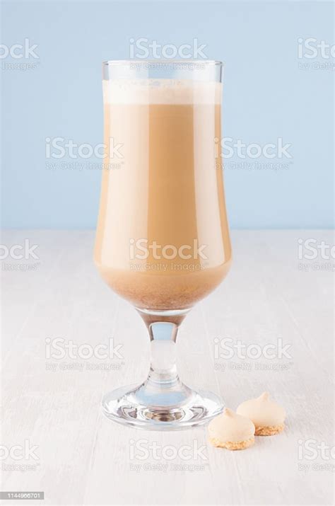 크림 신선한 커피 음료 흰색 나무 테이블에 파란색 인테리어 와인 글라스에 비스킷 수직 0명에 대한 스톡 사진 및 기타 이미지 0명 가벼운 단일 이미지 Istock