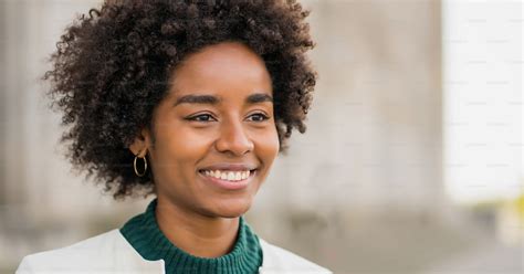 거리에서 야외에 서 있는 동안 웃고 있는 아프리카 비즈니스 여성의 초상화 비즈니스와 도시 개념 사진 Unsplash의 개념 이미지