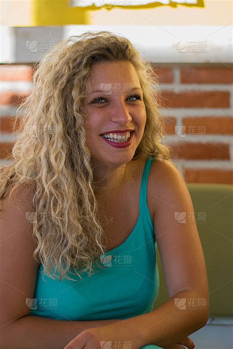 美丽的卷发女孩在咖啡馆