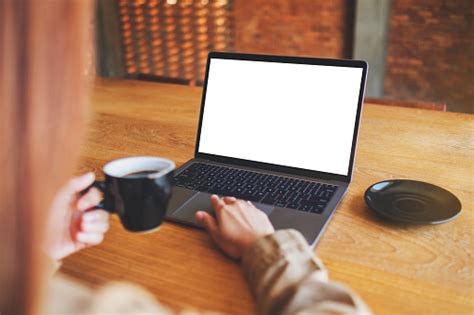 커피를 마시는 동안 빈 흰색 데스크톱 화면이있는 노트북 터치 패드를 사용하고 만지는 여성 개념에 대한 스톡 사진 및 기타 이미지 개념 공란 노트북 Istock