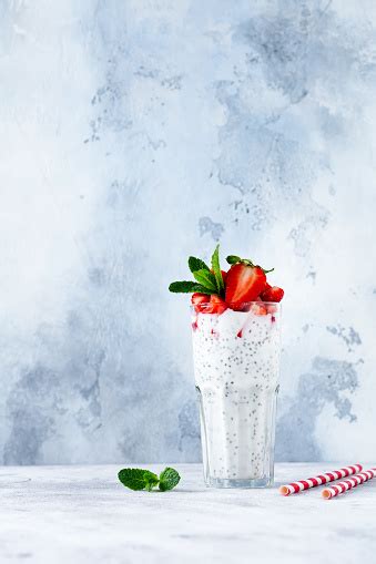회색 콘크리트 배경에 대 한 유리 비 커에 치아 씨앗과 딸기와 신선한 건강 한 밀크 쉐이크 요구르트 선택적 초점 건강한 식생활에 대한 스톡 사진 및 기타 이미지 Istock