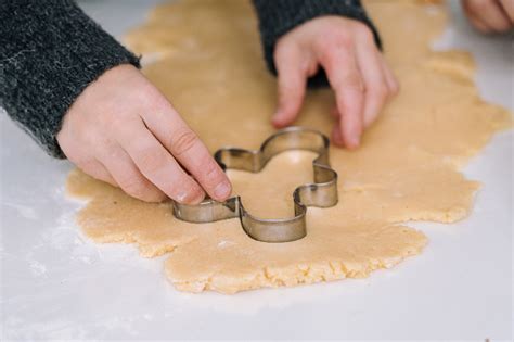 겨울 날에 집 부엌에서 크리스마스 진저 브레드 쿠키를 굽는 어린 아이들의 세부 사항 가정 주방에 대한 스톡 사진 및 기타 이미지 가정 주방 가정의 방 가족 Istock