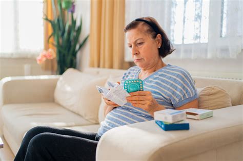 갱년기 성숙한 여성 그녀의 약에 대한 환자 정보 전단지를 확인 폐경기에 대한 스톡 사진 및 기타 이미지 폐경기 경구 피임약 성년 여자 Istock