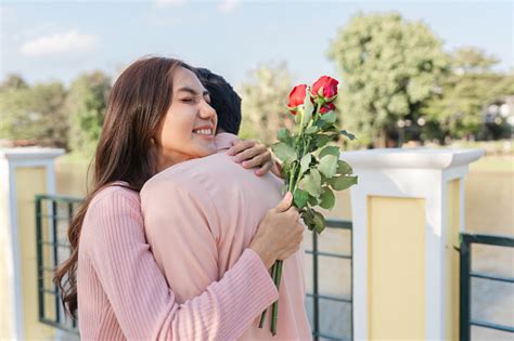 발렌타인 데이 축하 로맨틱 공원 설정 커플 장미와 포옹 즐거운 분위기 야외 전망 사랑 개념 2명에 대한 스톡 사진 및 기타 이미지 2명 Employee