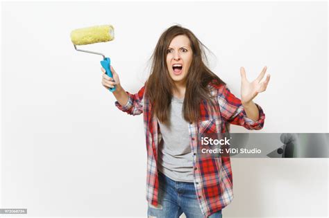 벽 그림을 흰색 배경에 고립 비명 페인트 롤러 들고 캐주얼 옷에 젊은 미친 정신 여자 악기 재건축 아파트 룸에 대 한 도구입니다 수리 가정 개념입니다 Diy에 대한 스톡