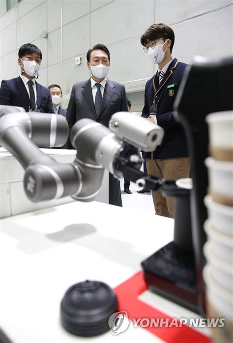 로봇팔을 활용한 커피 제작 과정 관람하는 윤석열 대통령 연합뉴스