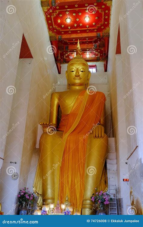 在wat Pa Lelai Worawihan Pa Lelai Worawihan寺庙 Suphanburi的luang Por突岩
