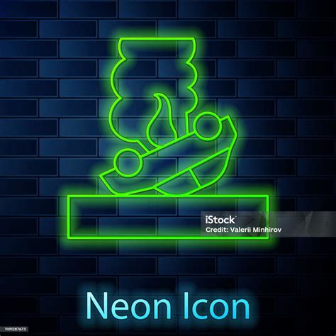 빛나는 네온 라인 불타는 자동차 아이콘은 벽돌 벽 배경에 분리되어 있습니다 불타는 차 화재와 연기로 뒤덮인 고장난 자동차 벡터 불에 대한 스톡 벡터 아트 및 기타 이미지