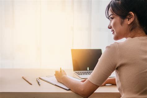 홈 오피스의 개념에 책상에 노트북 컴퓨터와 창에 옆에 작동 하는 아시아 여성 고름에 대한 스톡 사진 및 기타 이미지 고름 기업가 노트북 Istock