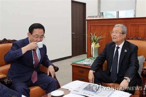 대화하는 김종인 주호영 연합뉴스