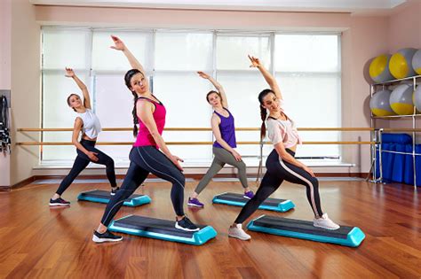 강사와 함께 요가 레슨을 연습하는 젊은 스포티 한 매력적인 사람들의 그룹 운동에 함께 서 운동 전체 길이 스튜디오 배경 닫기 건강한 생활방식에 대한 스톡 사진 및 기타