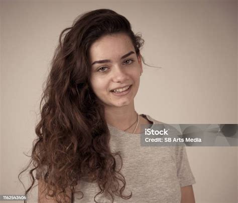 귀여운 미소와 세련된 모습과 포즈와 아름다운 젊은 십대 여성의 초상화를 닫습니다 행복 아름다움과 사람과 패션 여성 개념 회색 배경에 격리 긍정적인 감정 표현에 대한 스톡