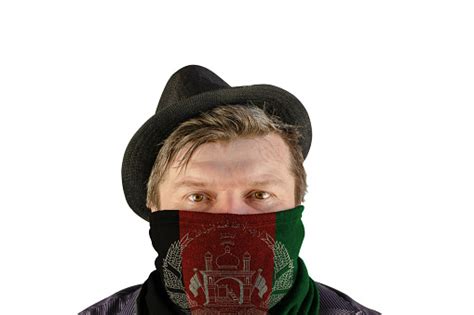 검은 모자를 쓰고 작은 챙과 스카프를 얼굴에 대고 있는 모습이 눈에 띄지 않는 사람 스카프에 아프가니스탄 상태의 국기 40 44