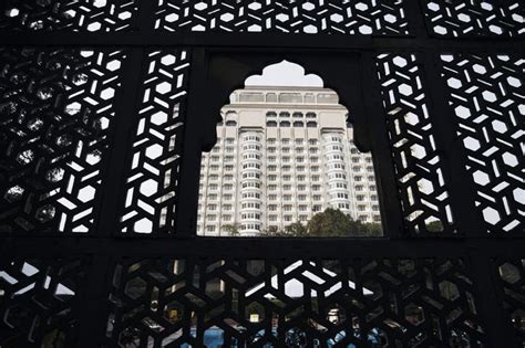 无人宾馆高楼大厦横图室外白天仰视度假美景植物窗户城市风光城市大厦建筑摩天大楼朦胧模糊窗景观背光娱乐
