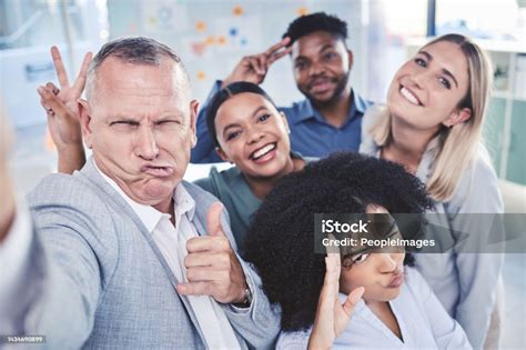 창의적이고 재미 있고 비즈니스 팀이 회사 사무실에서 함께 셀카를 찍습니다 행복한 직원 친구들이 회사 회의실에서 어리석고 재미있고 코믹한 작업 사진을 찍고 있습니다 20 24