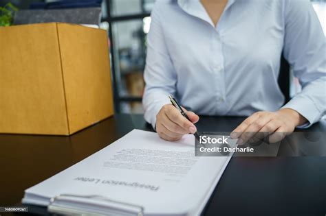 상사에게 사직서를 보내고 물건을 들고 사임하거나 사무실에서 책상으로 골판지 상자를 들고 다니는 비즈니스 여성 경영자에 대한 스톡