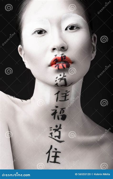 Schönes Asiatisches Mädchen Mit Weißer Haut Den Roten Lippen Und Stockfoto Bild von leicht