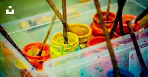 노란색 녹색과 빨간색 페인트 캔 사진 Unsplash의 무료 리가 이미지