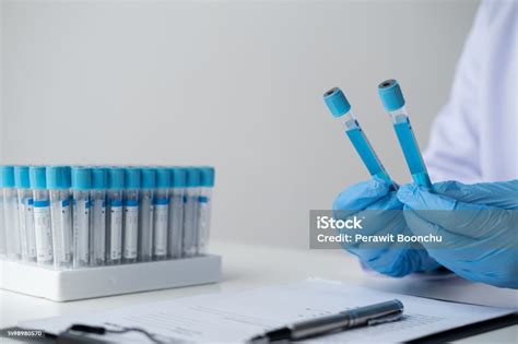 실험실에서 튜브를 사용하여 작업하는 실험실 과학자 또는 의료 연구원이 테스트 샘플을 분석합니다 Stem 주제에 대한 스톡 사진 및 기타 이미지 Istock