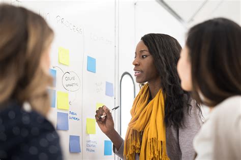 그녀의 팀에 아이디어를 제시 하는 아프리카계 미국인 사업가 모던 양식에 대한 스톡 사진 및 기타 이미지 모던 양식 계획 글로벌 비즈니스 Istock