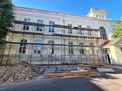 Обновява се фасадата на Природо математическата гимназия в Сливен