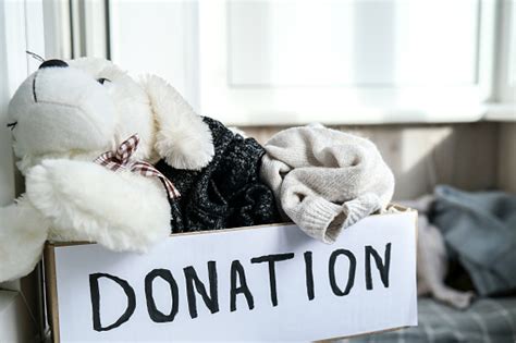 실내에서 오래된 장난감과 옷을 가진 기부 상자 행복한 자선 단체 옷이 있는 상자 클로즈업 의류 기부 골판지 상자에 겨울 옷 0명에 대한 스톡 사진 및 기타 이미지 Istock