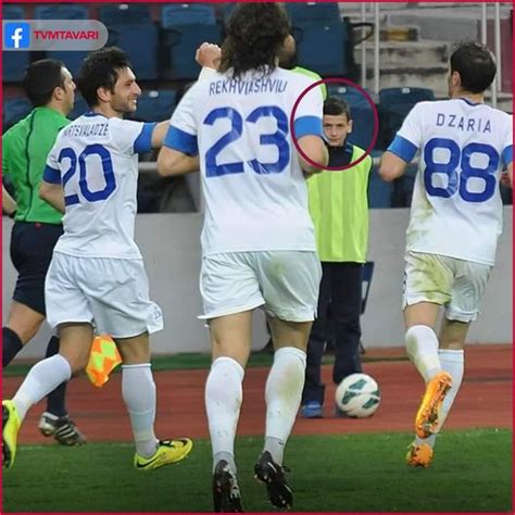 “ბურთის მიმწოდებელი ბავშვი ოცნებებით სავსე თვალებით ” ხვიჩა კვარაცხელიას ბავშვობის ფოტო