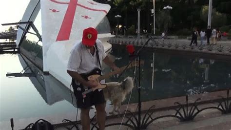 ქუჩის მუსიკოსები ადამიანები რომლებიც გამვლელების განწყობაზე ზრუნავენ