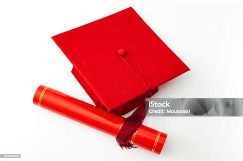학업 성취 고등 교육 의 수료 증명서 및 흰색 배경에 고립 된 졸업 및 졸업 모자 또는 박격포를 들고 빨간 튜브와 학위 개념 적 아이디어를 동료 학사모에 대한 스톡 사진 및