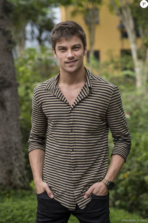 Raphael Sander é Ex Modelo E Ator Estreou Na Tv Globo Com O Léo De