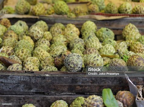 선택적 초점 설탕 사과 과일 스위트솝 또는 커스터드 사과라고도 하는 열대 과일 시장에서 판매하기 위한 테이블에 거리에 대한 스톡 사진 및 기타 이미지 Istock