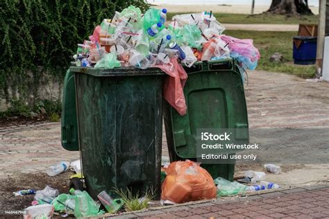 넘쳐나는 쓰레기통이나 쓰레기통은 야외 공공 공원의 다양한 플라스틱 용기와 함께 할 수 있습니다 0명에 대한 스톡 사진 및 기타