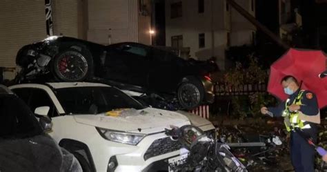 台中保時捷自撞波及14車 汽車疊疊樂？2男落跑警追查中 社會 Ctwant