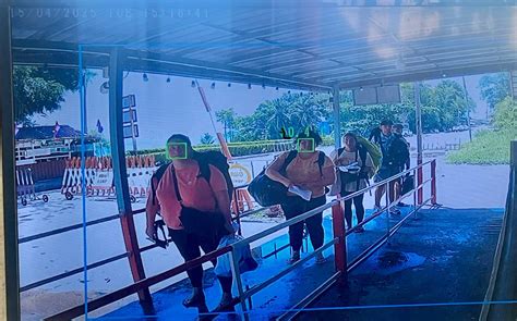 ក្រុមការងារចត្តាឡីស័កប្រចាំការនៅច្រកទ្វារព្រំដែនអន្ដរជាតិចាំយាមបានធ្វើការត្រួតពិនិត្យកម្ដៅនិងអប់