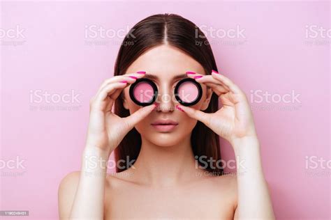 분홍색 그림자 홍당무와 깨끗 한 완벽 한 피부와 아름 다운 젊은 여자의 얼굴의 클로즈업 건강관리와 의술에 대한 스톡 사진 및 기타 이미지 건강관리와 의술 건강한 생활