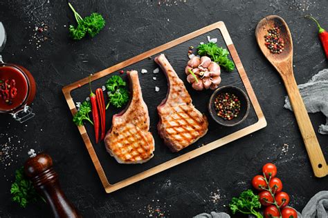 향신료와 허브로 뼈에 돼지고기 스테이크를 바베 큐 평면도 텍스트를 위한 여유 공간 어두운 색에 대한 스톡 사진 및 기타 이미지 어두운 색 고기 구이 Istock