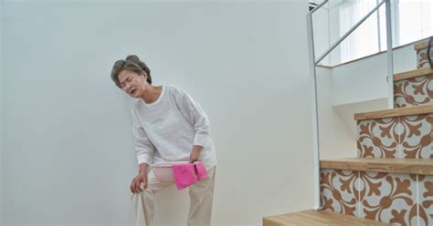 무릎 너무 아픈데… 인공관절 수술 골다공증 환자도 가능할까