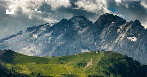 산 사이의 계곡 사진 Unsplash의 무료 파소 셀라 이미지