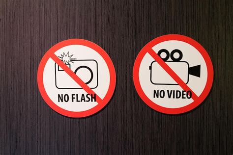 스티커 사진 촬영 플래시 금지 및 비디오 표지판 없음 입구 정면의 교차 원에 사진 비디오 카메라 로그인 프리미엄 사진
