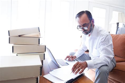 그는 홈 비즈니스에서 작품으로 재고를 확인 하는 히스패닉 사업가 50 54세에 대한 스톡 사진 및 기타 이미지 50 54세 가정 생활 검사 보기 Istock