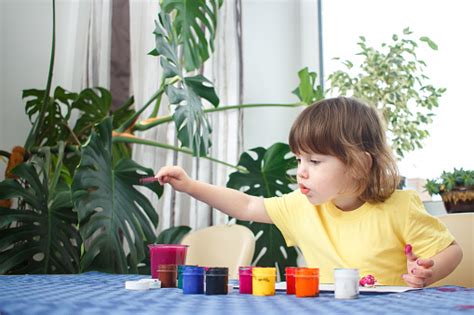 작은 백인 소녀는 가정 내부에 작은 장난감 그림을 그립니다 귀여운 세 살짜리 아이가 창의력에 종사하고 있습니다 2 3 살에 대한 스톡 사진 및 기타 이미지 Istock