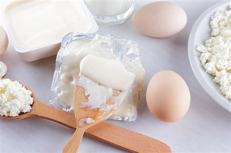 화이트 보드 코 티 지 치즈 계란 낙농 제품 흰색 배경 우유 샌드위치 나무 칼 복사 공간에 대 한 부드러운 치즈와 부드러운 크림