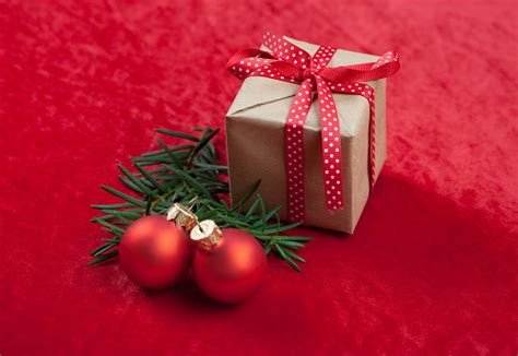 빨간색 배경에 선물 크리스마스 배경입니다 메리 크리스마스 카드입니다 겨울 휴가 테마 새해 복 많이 받으세요 텍스트를 위한 공간입니다 개념에 대한 스톡 사진 및 기타 이미지