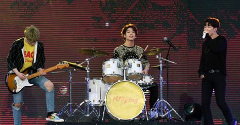 월드컵 경기장에 울려퍼지는 엔플라잉