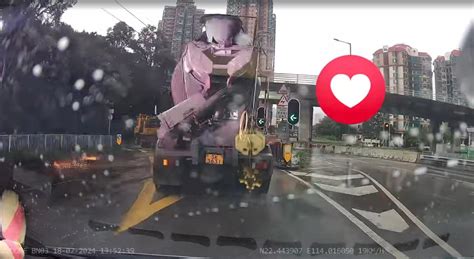 車cam直擊｜元朗吊臂車毀輕鐵架空電纜爆火花 47歲司機涉危駕被捕 更新 Am730