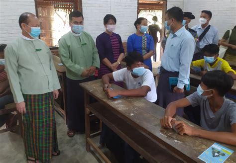 ညောင်ဦးမြို့နယ်တွင် အသက် ၁၂နှစ်နှင့်အထက်ကျောင်းသားကျောင်းသူများအား ကိုဗစ် ၁၉ရောဂါ ကာကွယ