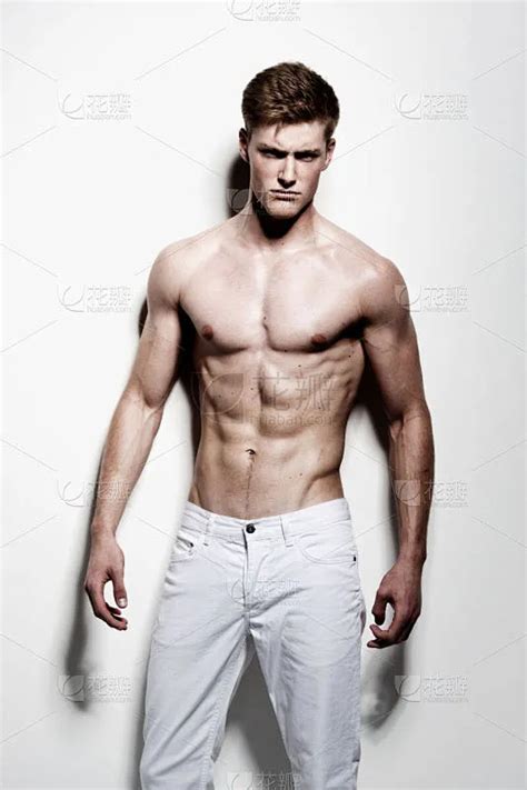 无上装 注视镜头 健美身材 男人 人类肌肉 腹肌 垂直画幅 正面视角 胸部 男子气概素材 花瓣网