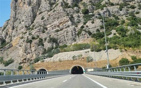 Србинка со повреди забележана покрај автопатот кај Демир Капија сопругот ја исфрлил од возилото